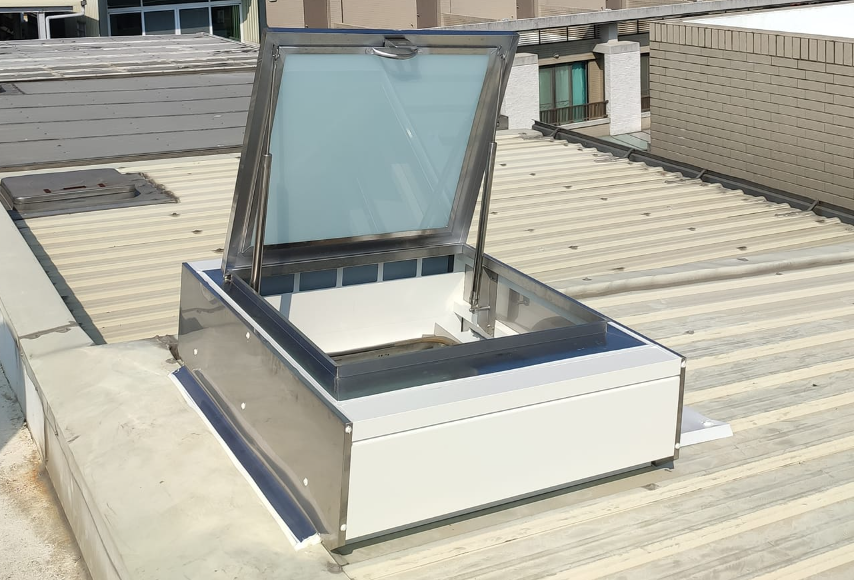 Lắp đặt Giếng trời thông minh kết hợp nắp thăm trần trên các loại mái - Giếng trời thông minh Firsky
